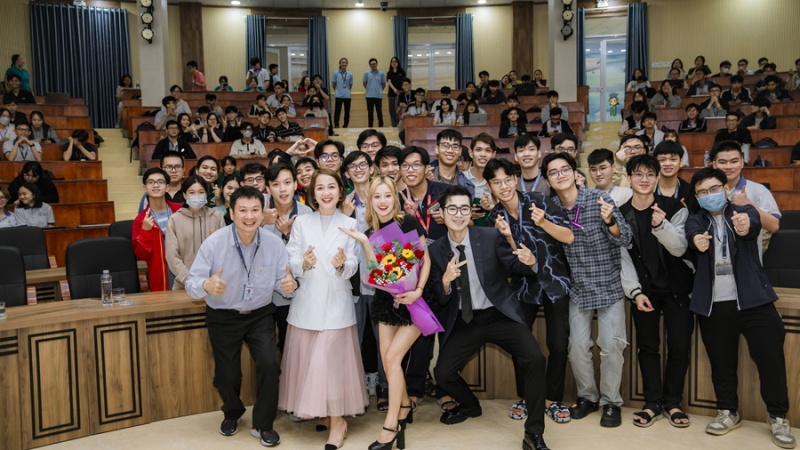 Sôi động với chương trình UIT Talk 2024 - Entering The Borderless